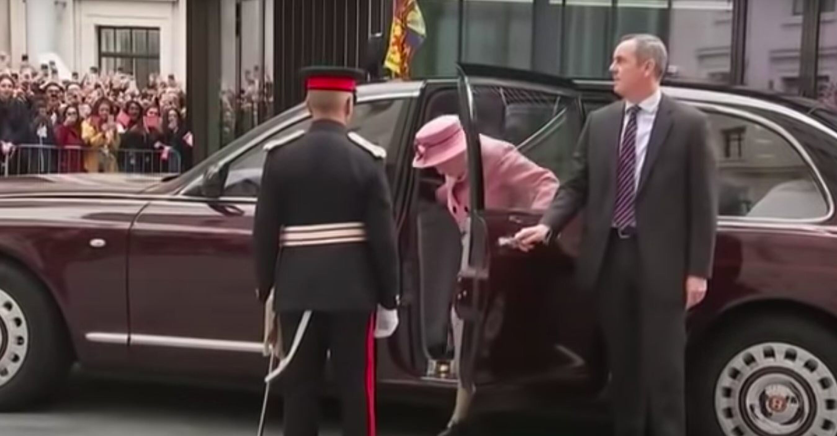 Bentley State Limousine van wijlen Queen Elizabeth is de duurste ...