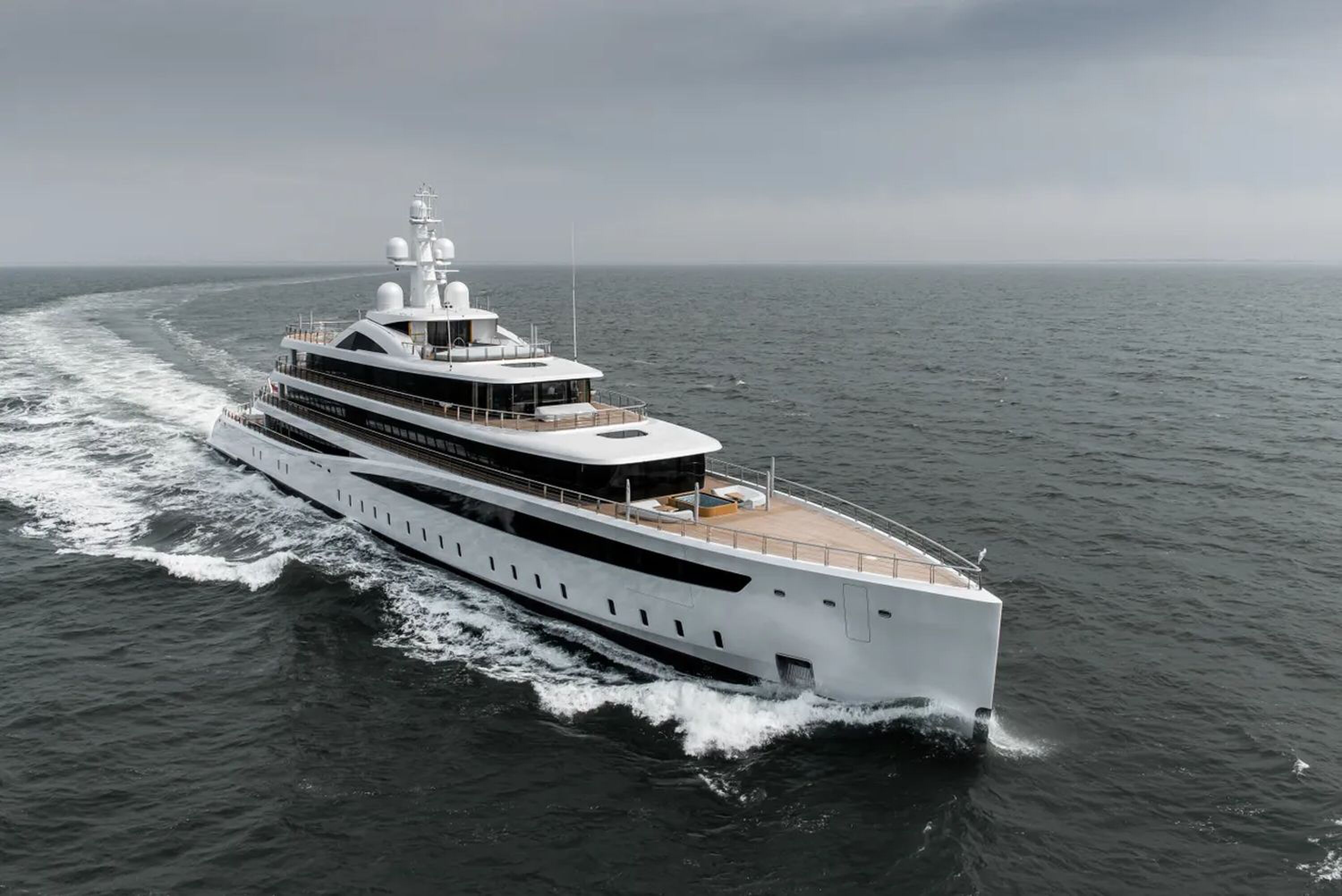 94 meter lange superjacht van Feadship verkozen tot Schip van het Jaar ...