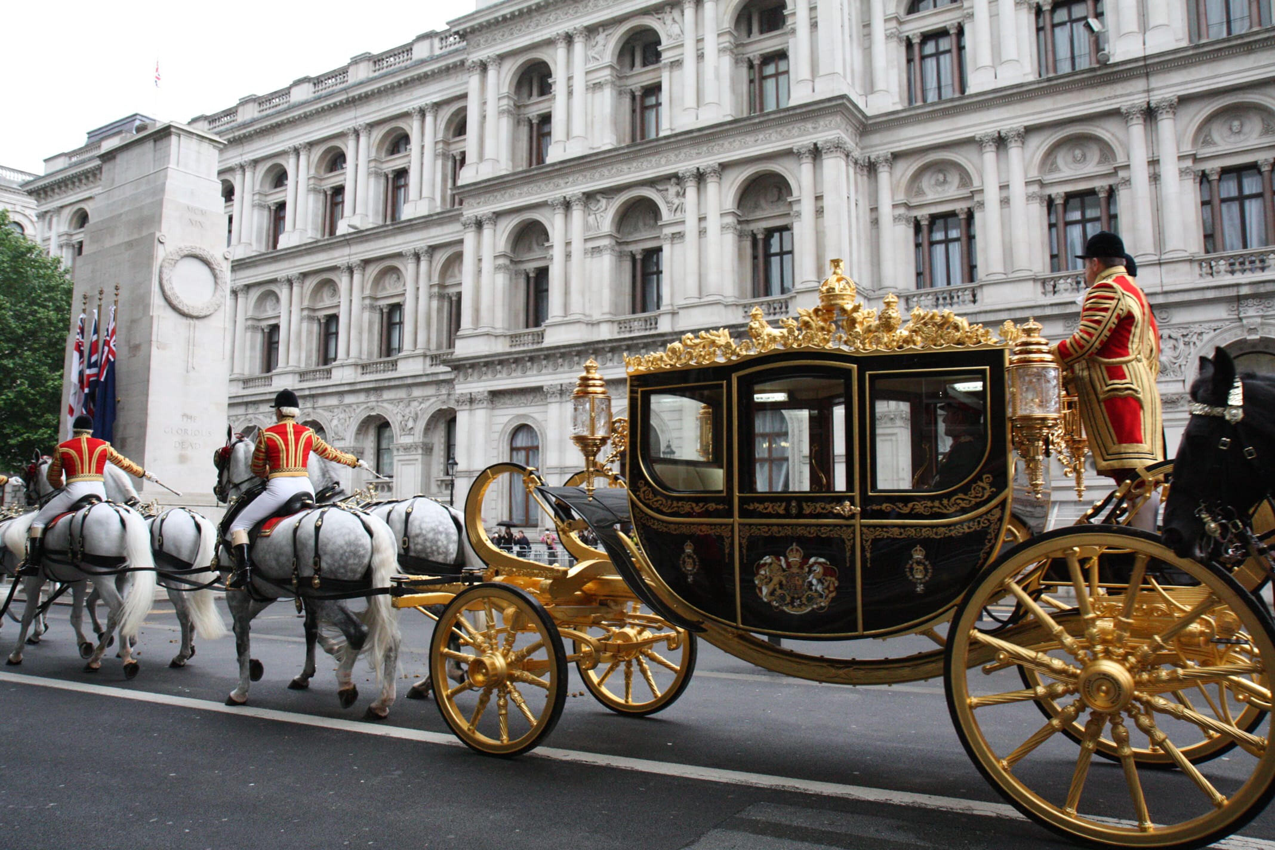 De royale gouden koets van King Charles is voorzien van airconditioning ...