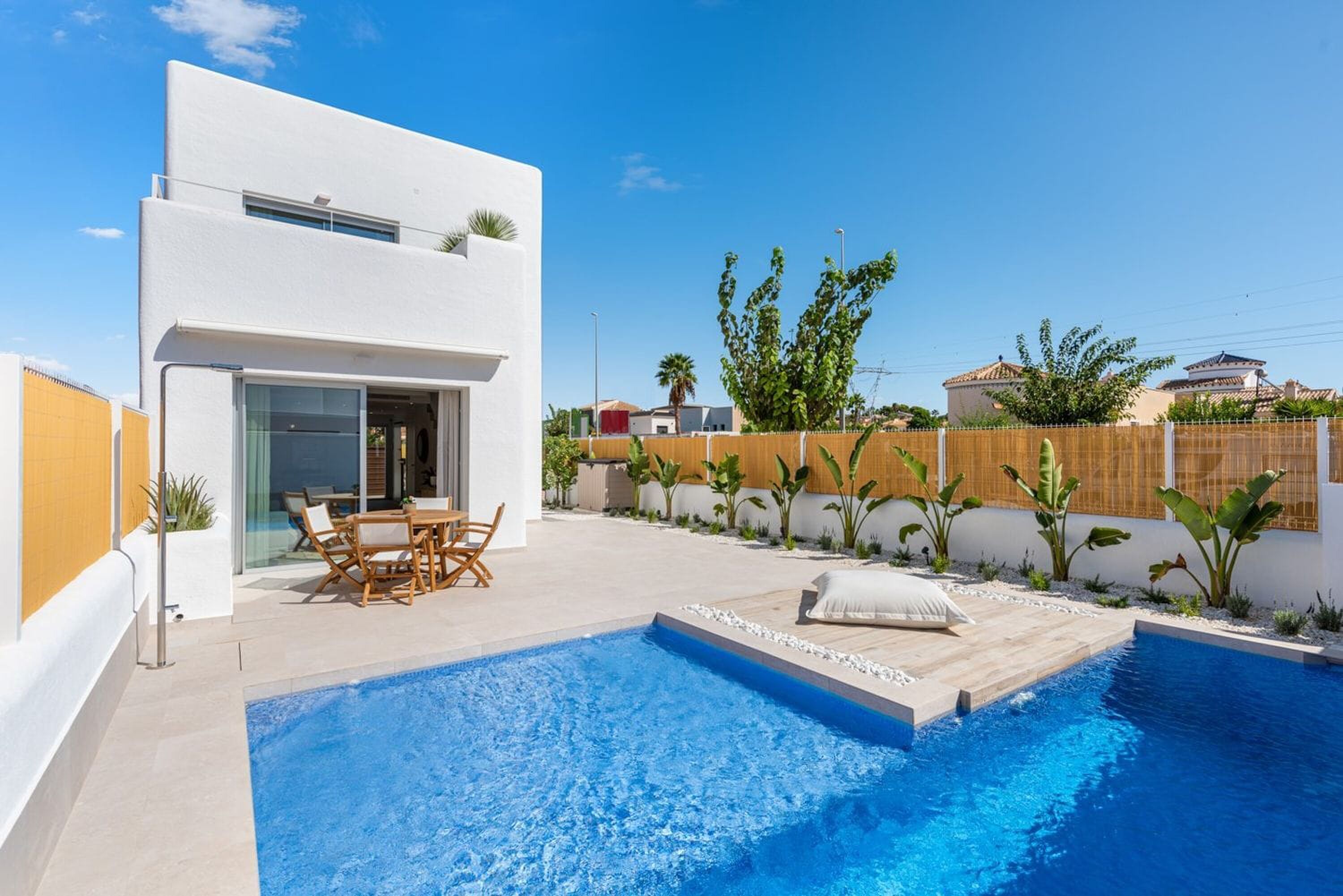 Spaanse villa van 175 m² met zwembad in de etalage voor slechts € 290. ...