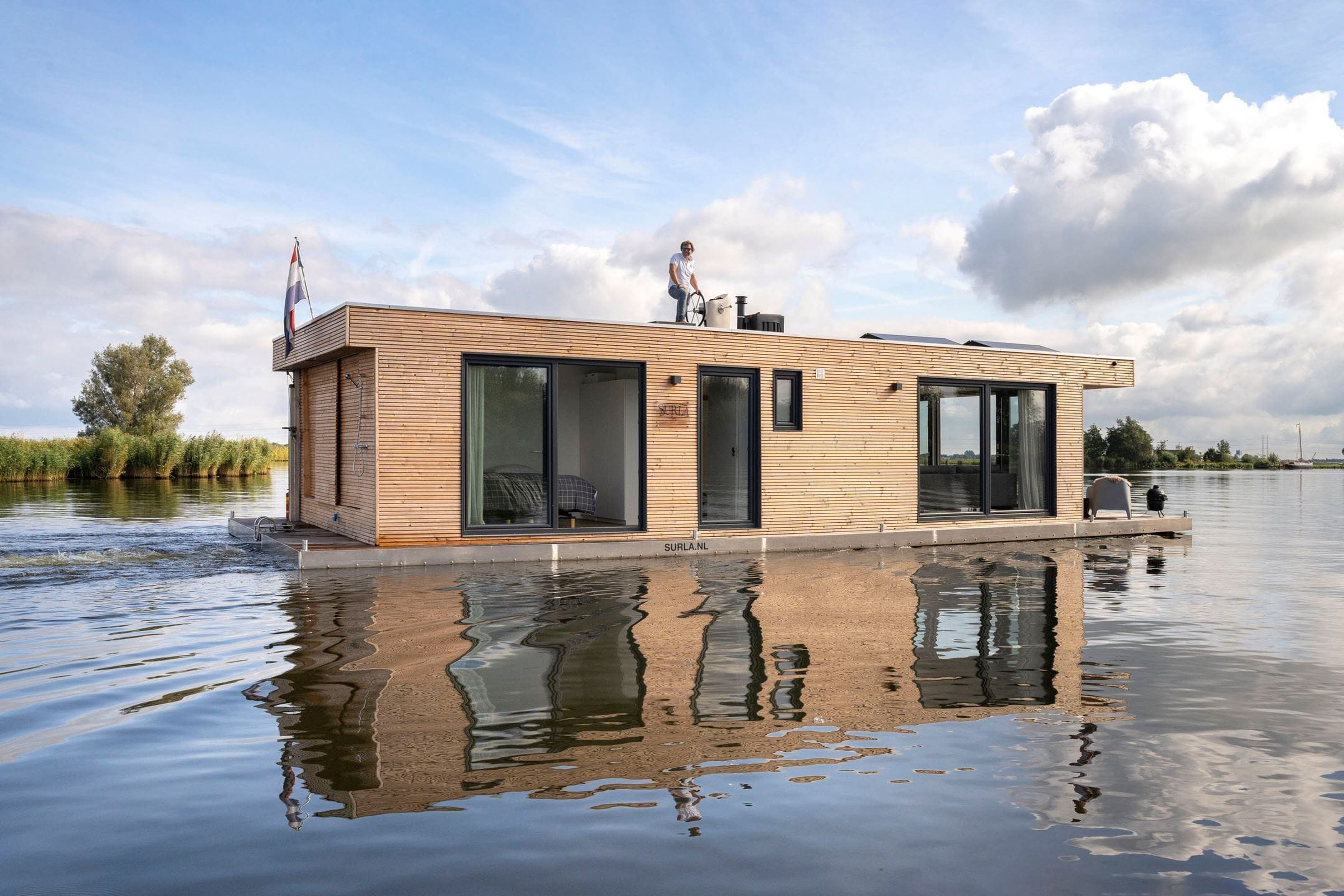 15 meter lange varende villa op het water aangeboden op Funda ...