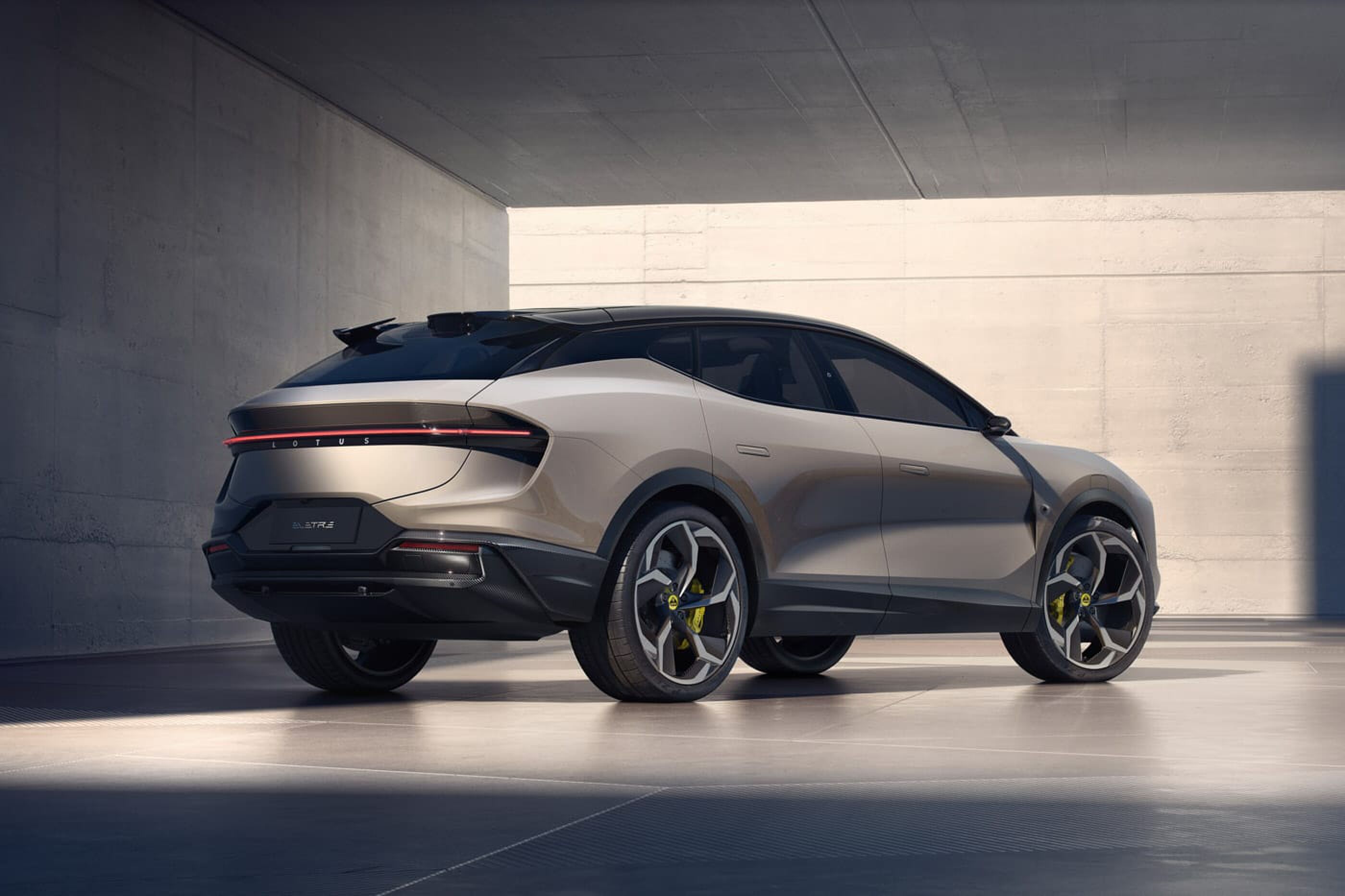 Zo laad je jouw elektrische voertuig snel op - Pure Luxe