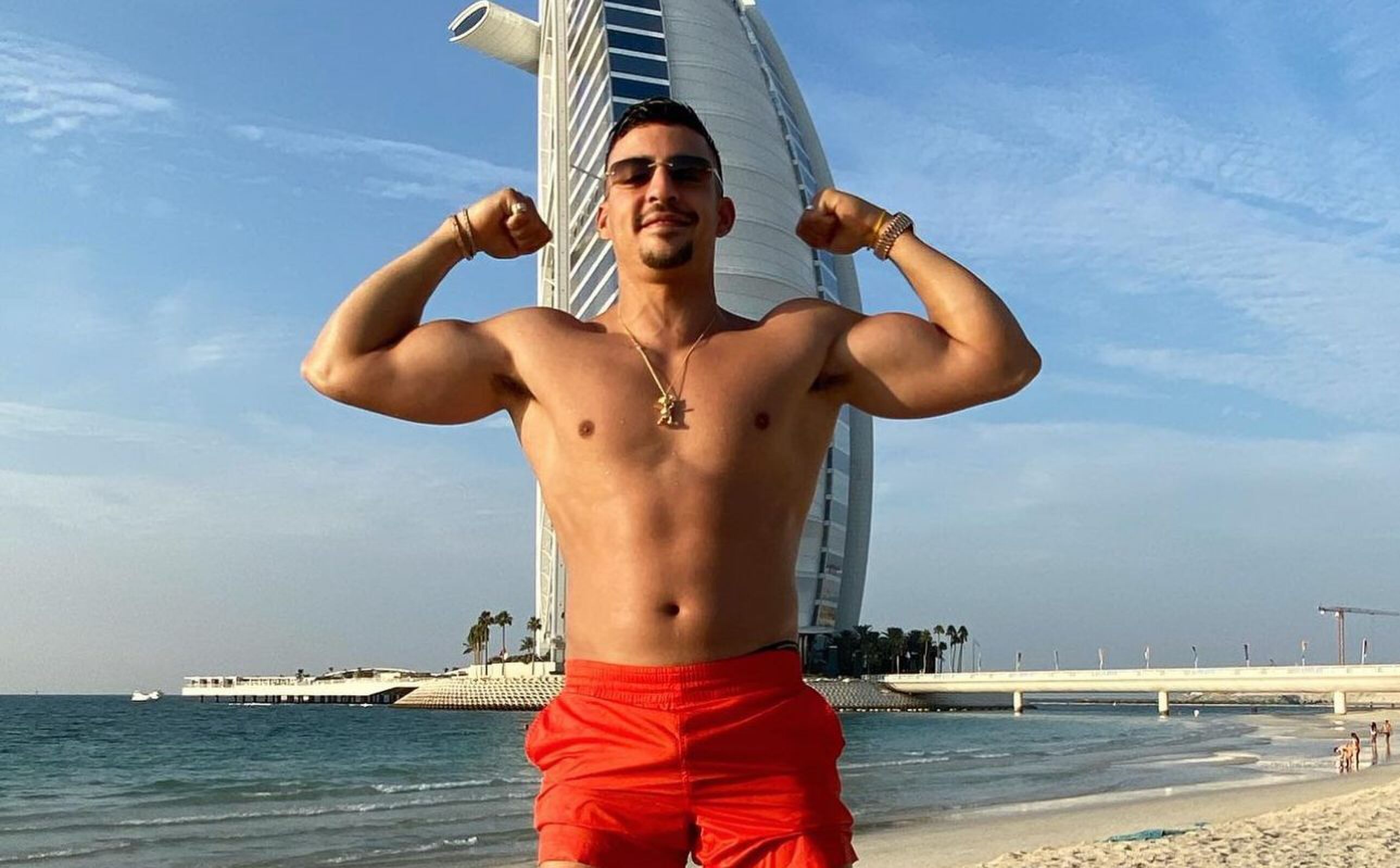 Rapper Boef deelt zijn maandelijkse uitgaven in Dubai