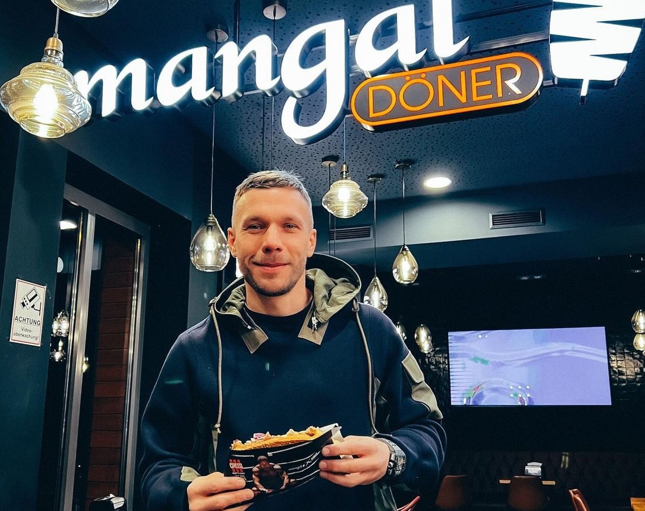 Voetballer Lukas Podolski is door zijn kebab- en ijsimperium inmiddels ...