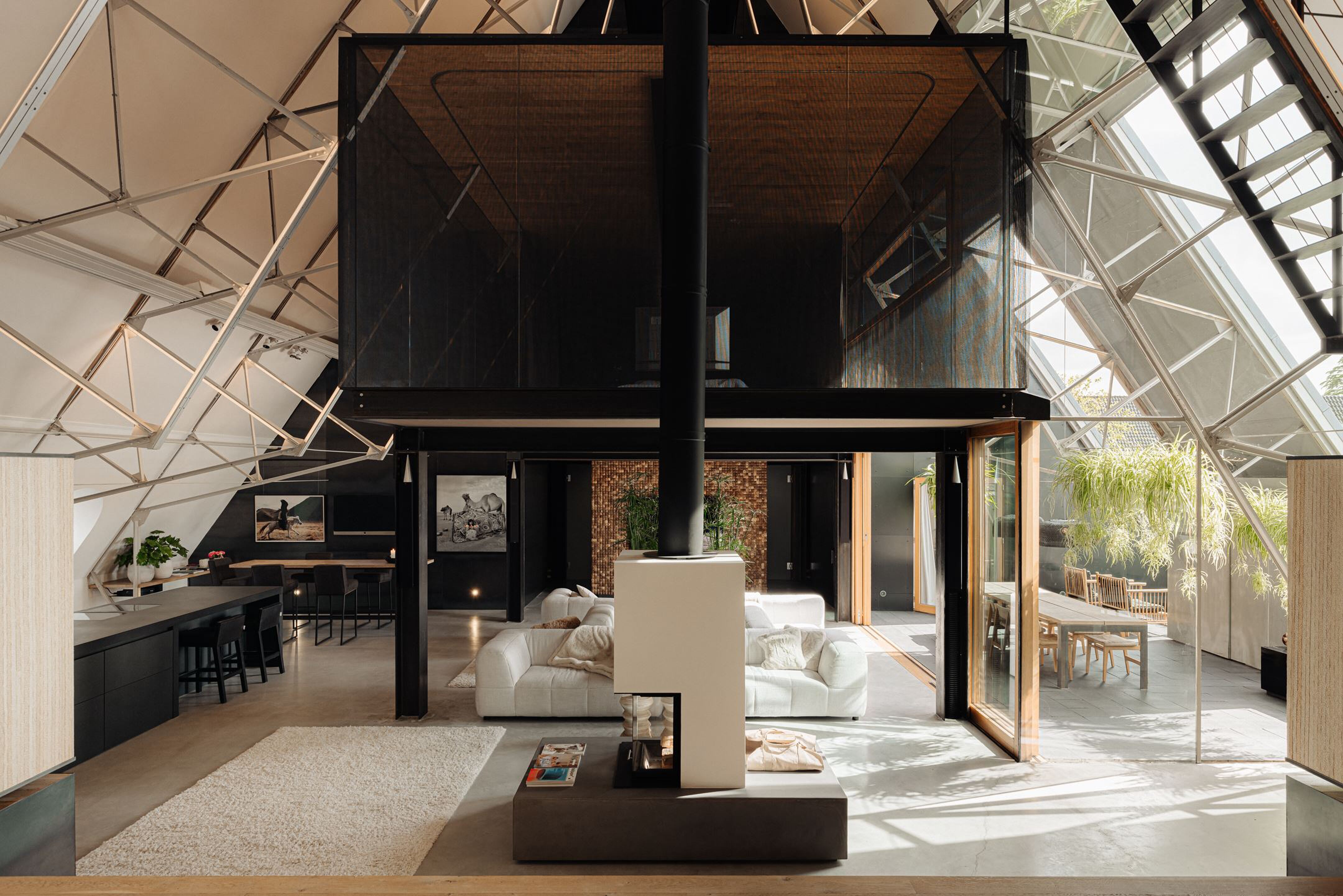 Vader van Roxy Dekker zet loft in Amsterdam-Zuid te koop