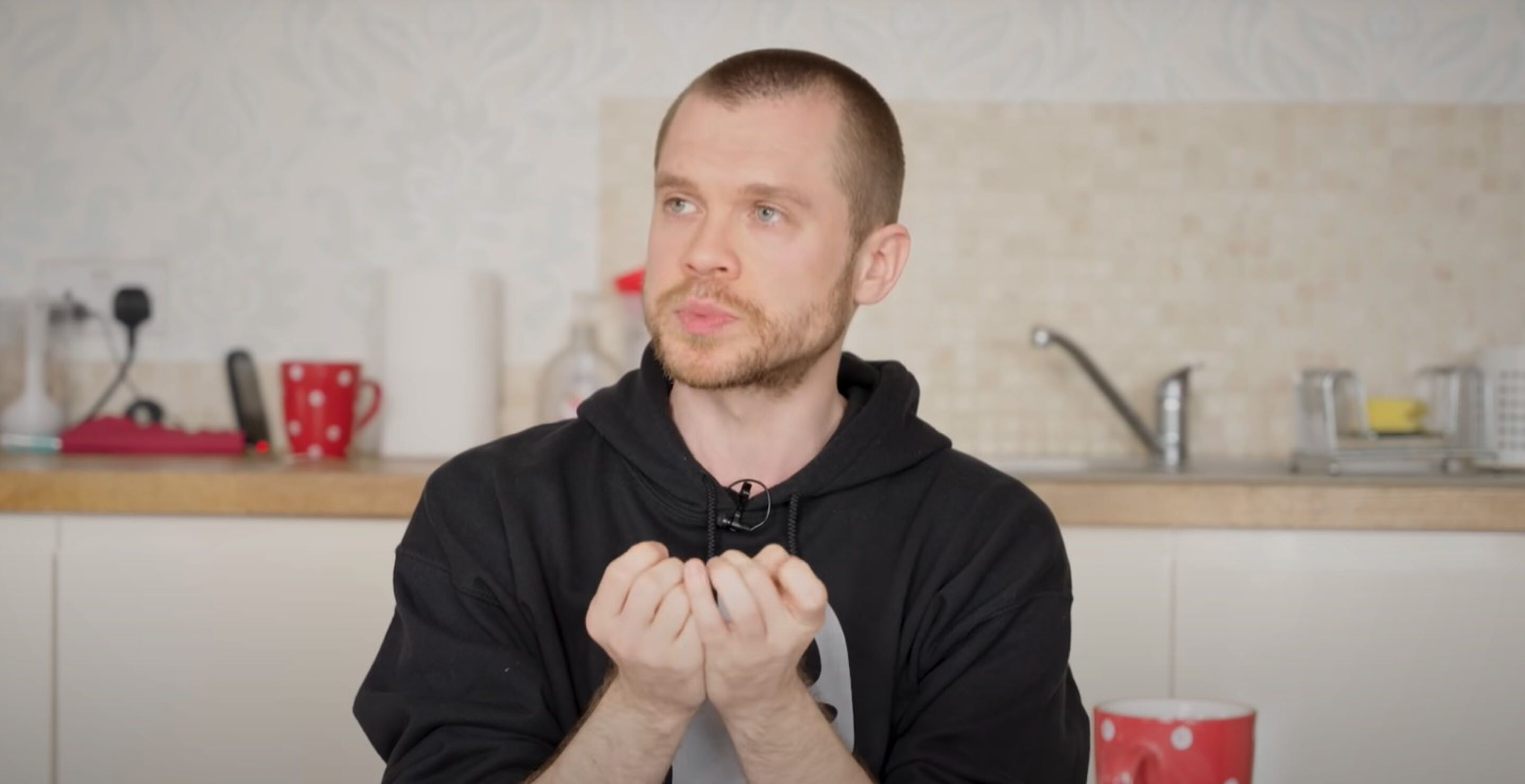 Brit die op 24-jarige leeftijd miljonair werd vertelt over hoe hij $ 35 ...