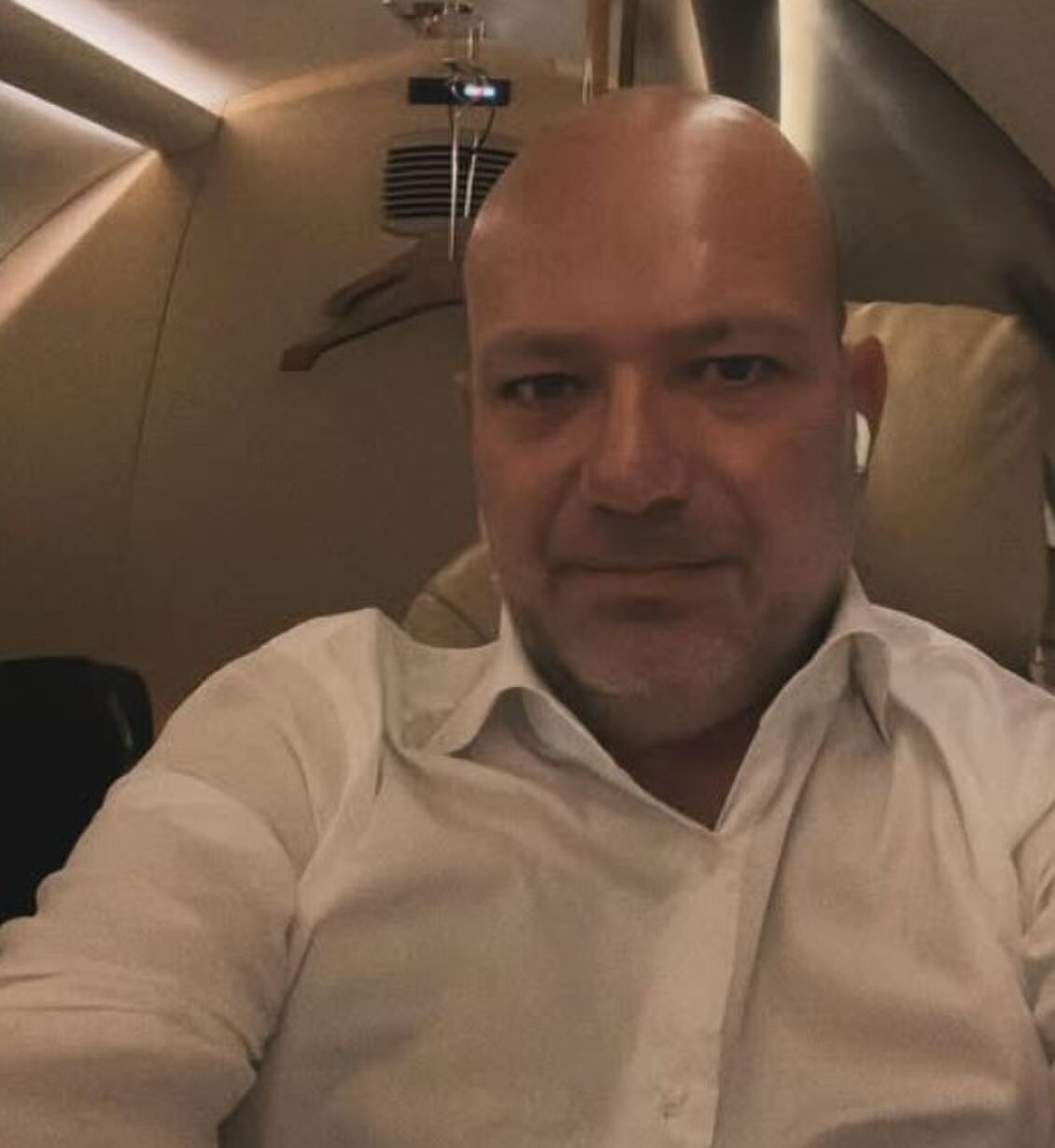 Wie is Guus Franke, de multimiljonair die op het punt stond Vitesse te ...