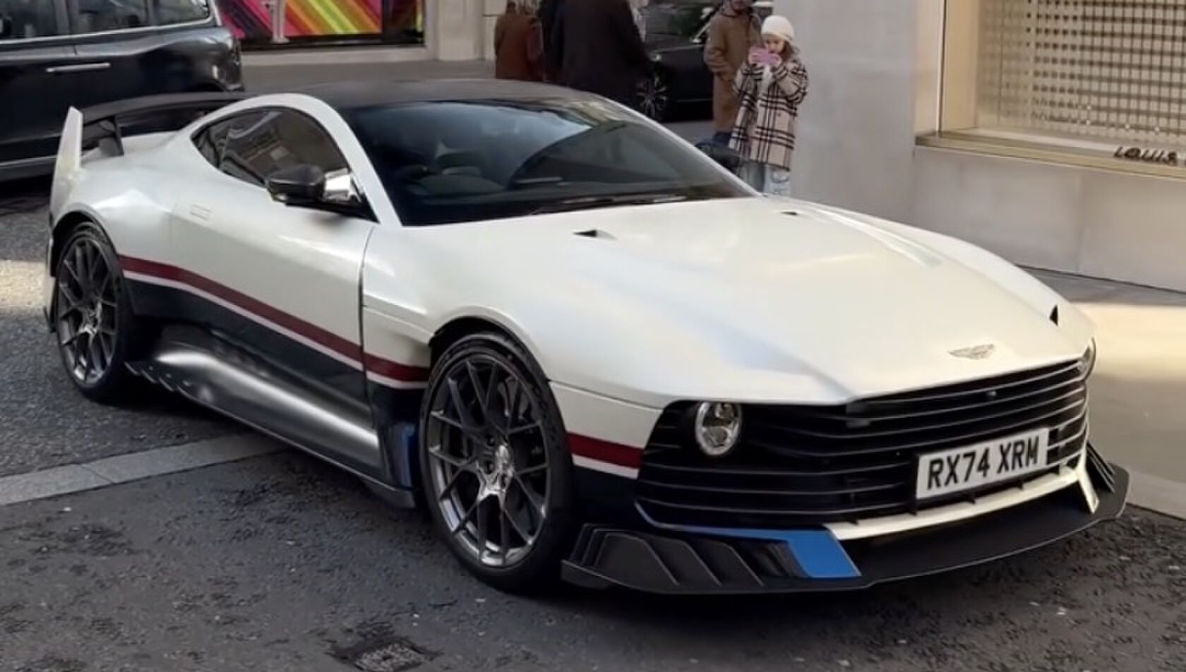 Gordon Ramsay gespot met Aston Martin Valiant van $ 2,5 miljoen