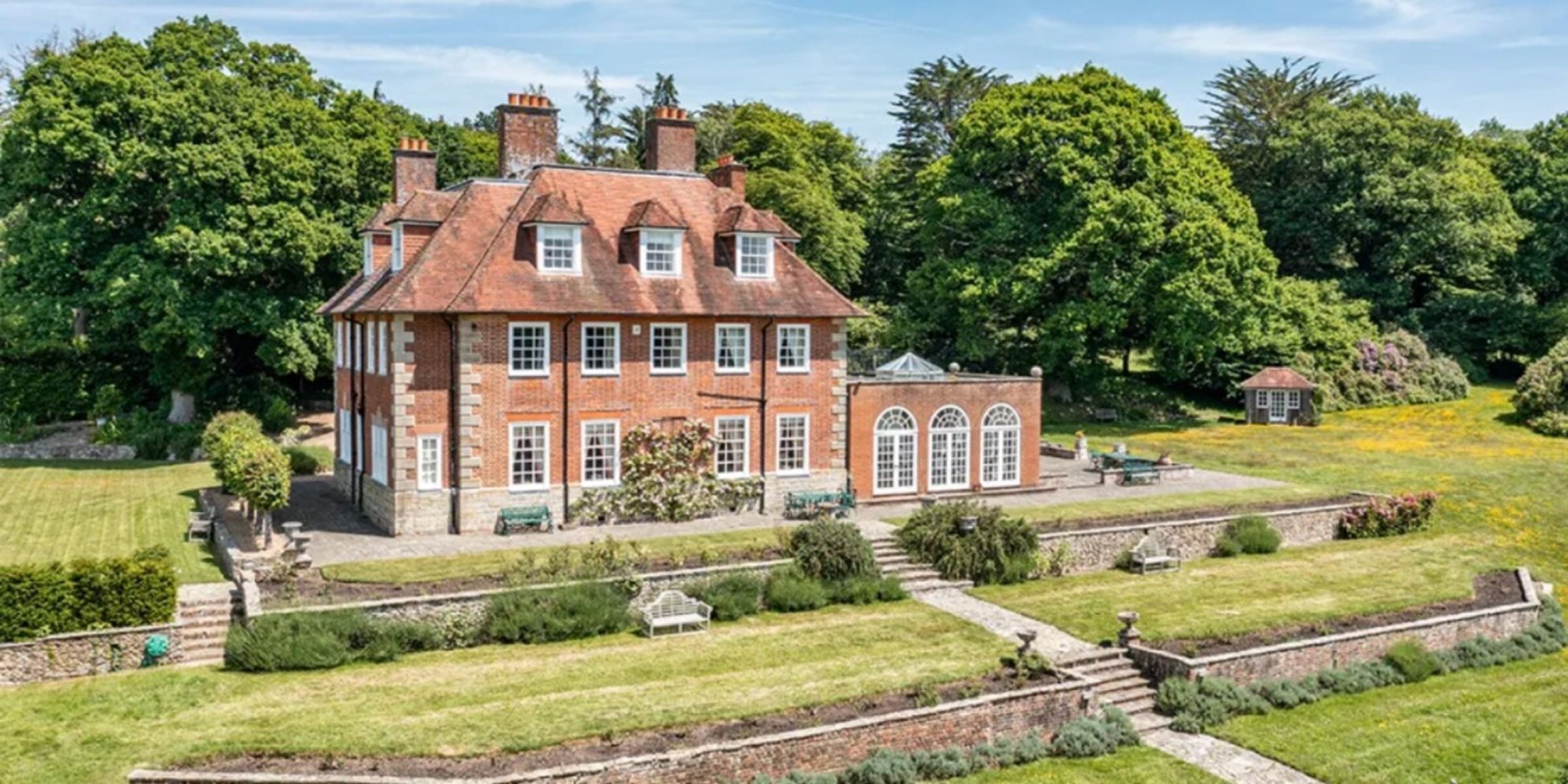 Klassiek Engels landhuis met zwembad te koop voor $ 4,7 miljoen