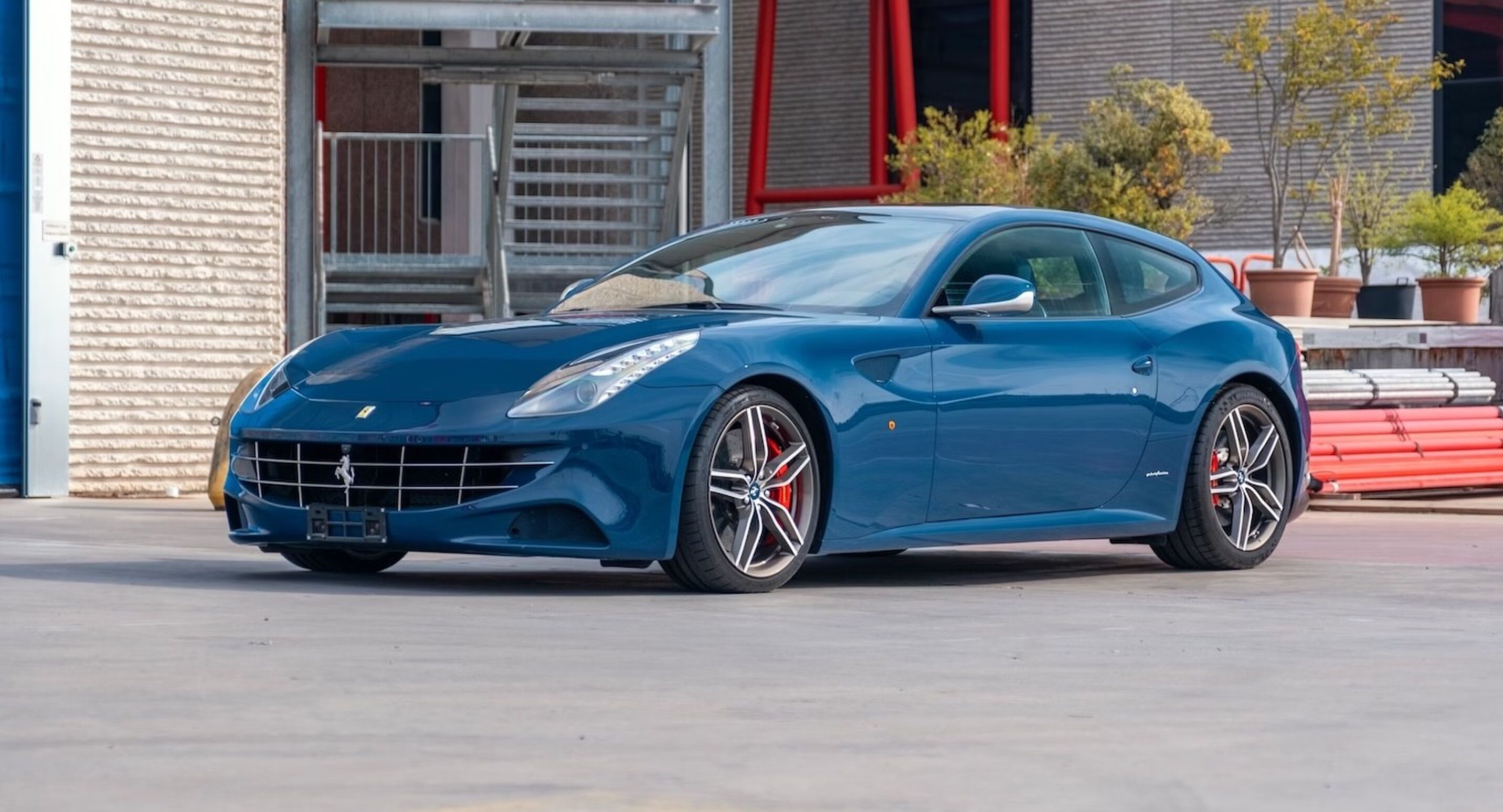 Ferrari FF van John Elkann levert € 200.000 op bij veiling