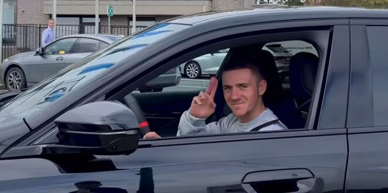 Wielrenner Remco Evenepoel (25) haalt BMW van € 150.000 op