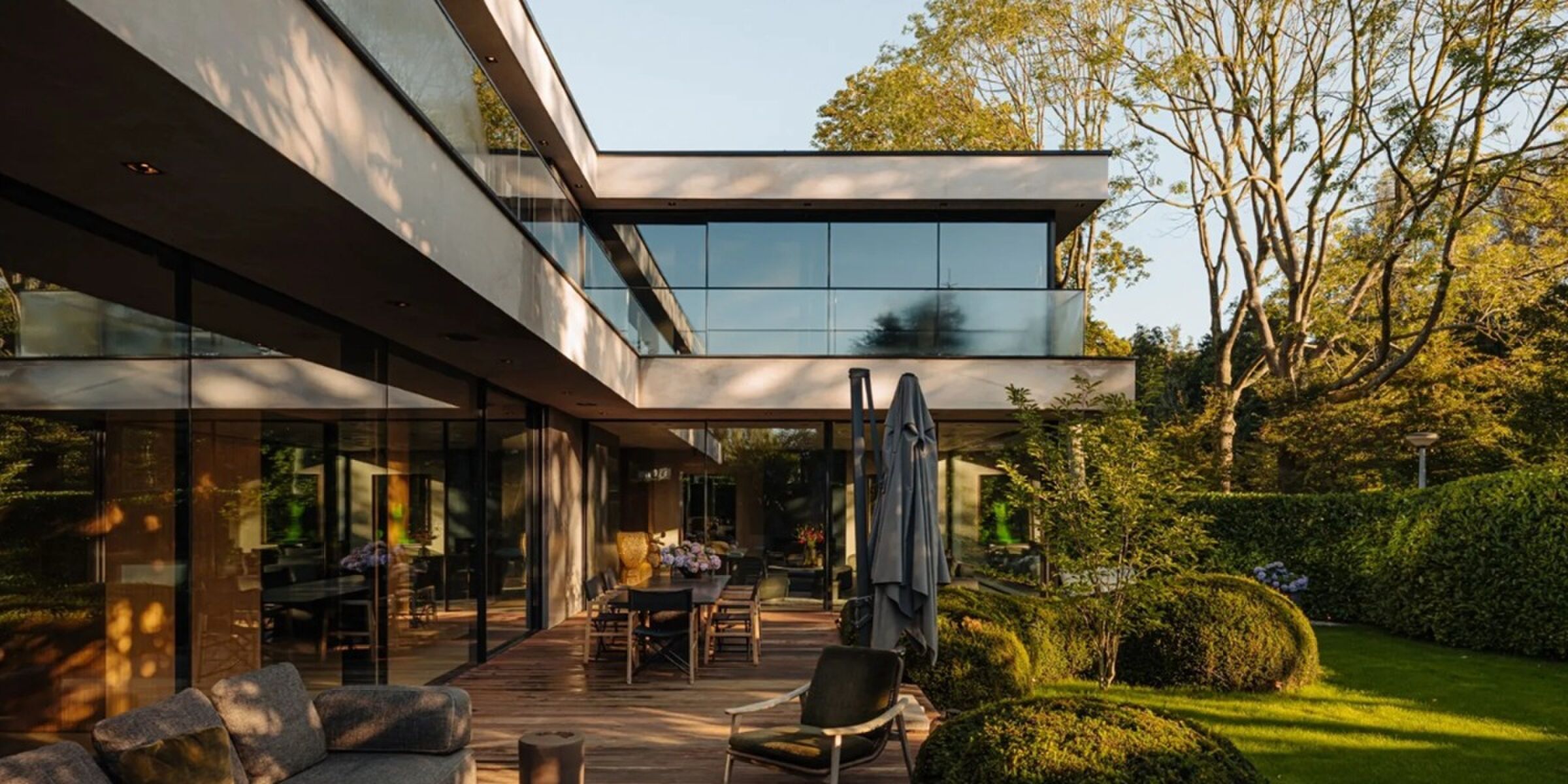 Deze prachtige villa in Amsterdam beschikt over een tennisbaan