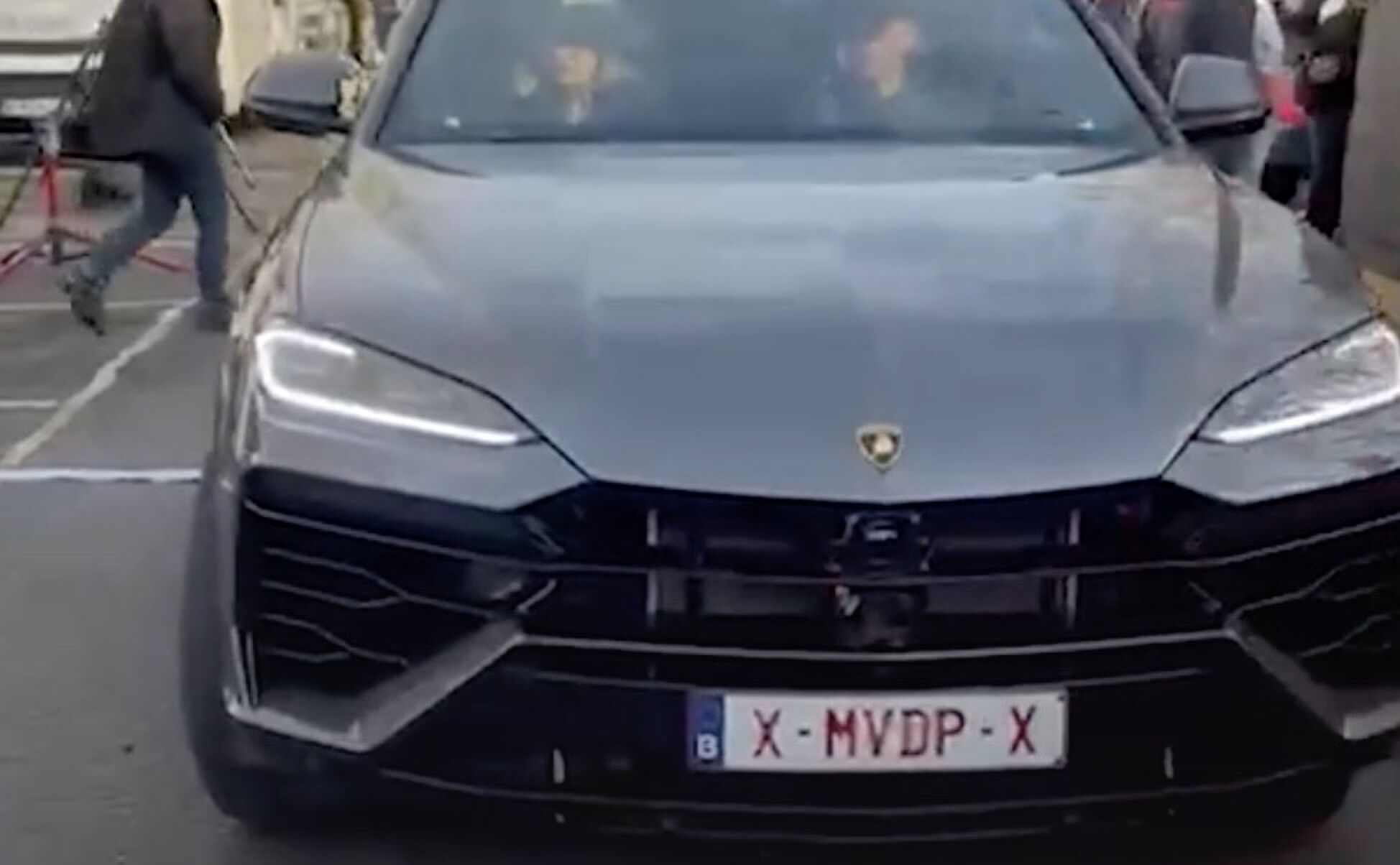 Mathieu van der Poel arriveert in Lamborghini Urus SE bij wedstrijd