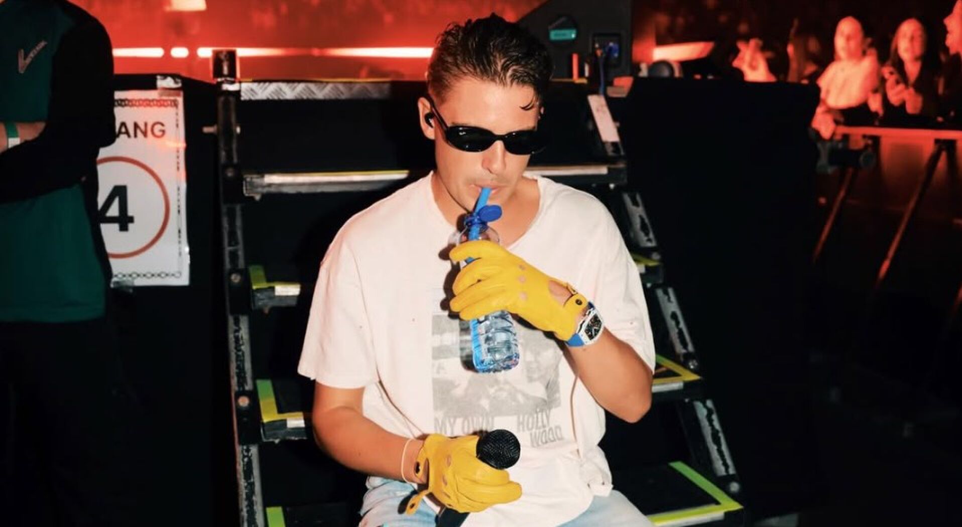 Lil' Kleine tijdens concert gespot met Richard Mille van € 400.000