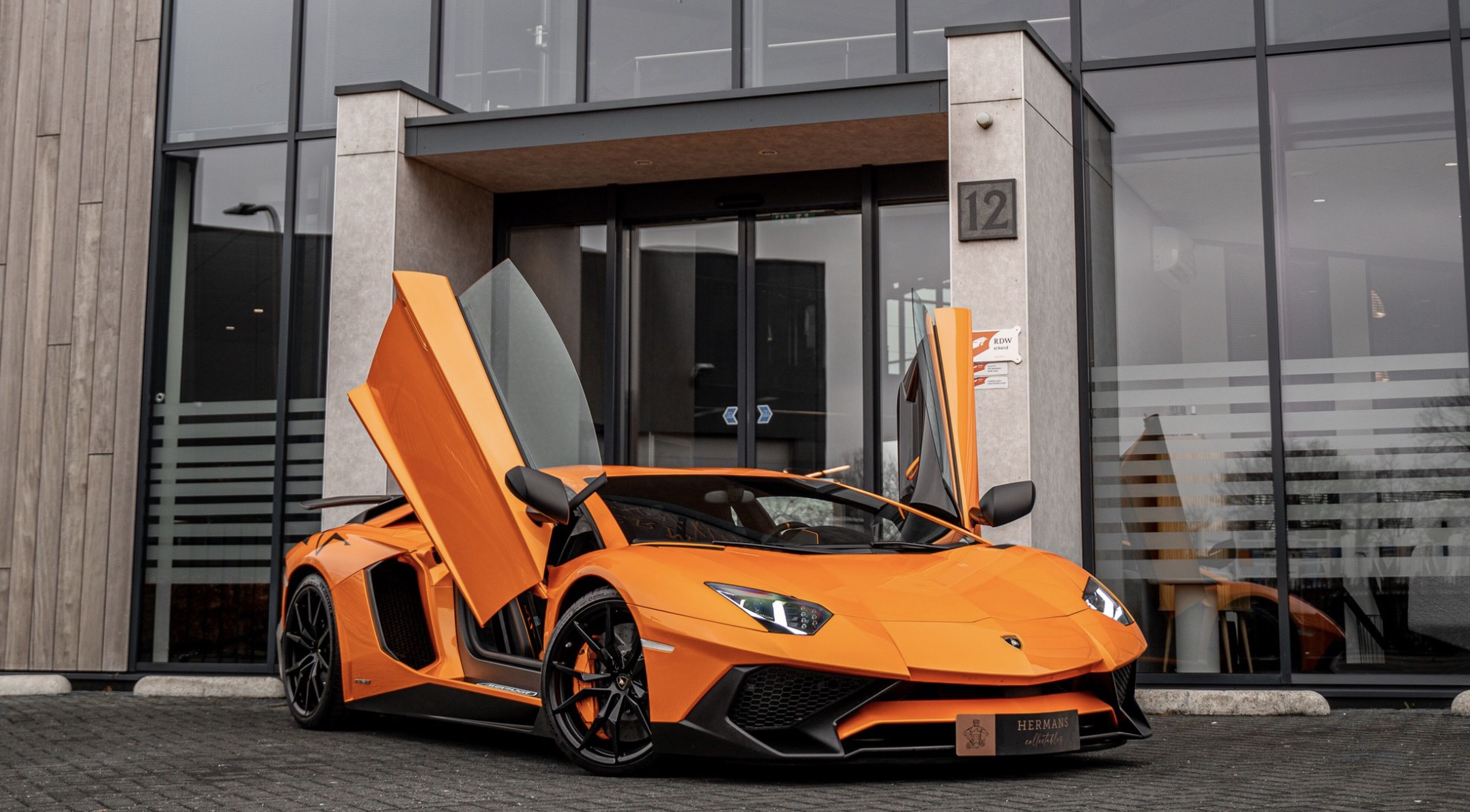 Jon Olsson neemt oranje Lamborghini Aventador SV in ontvangst