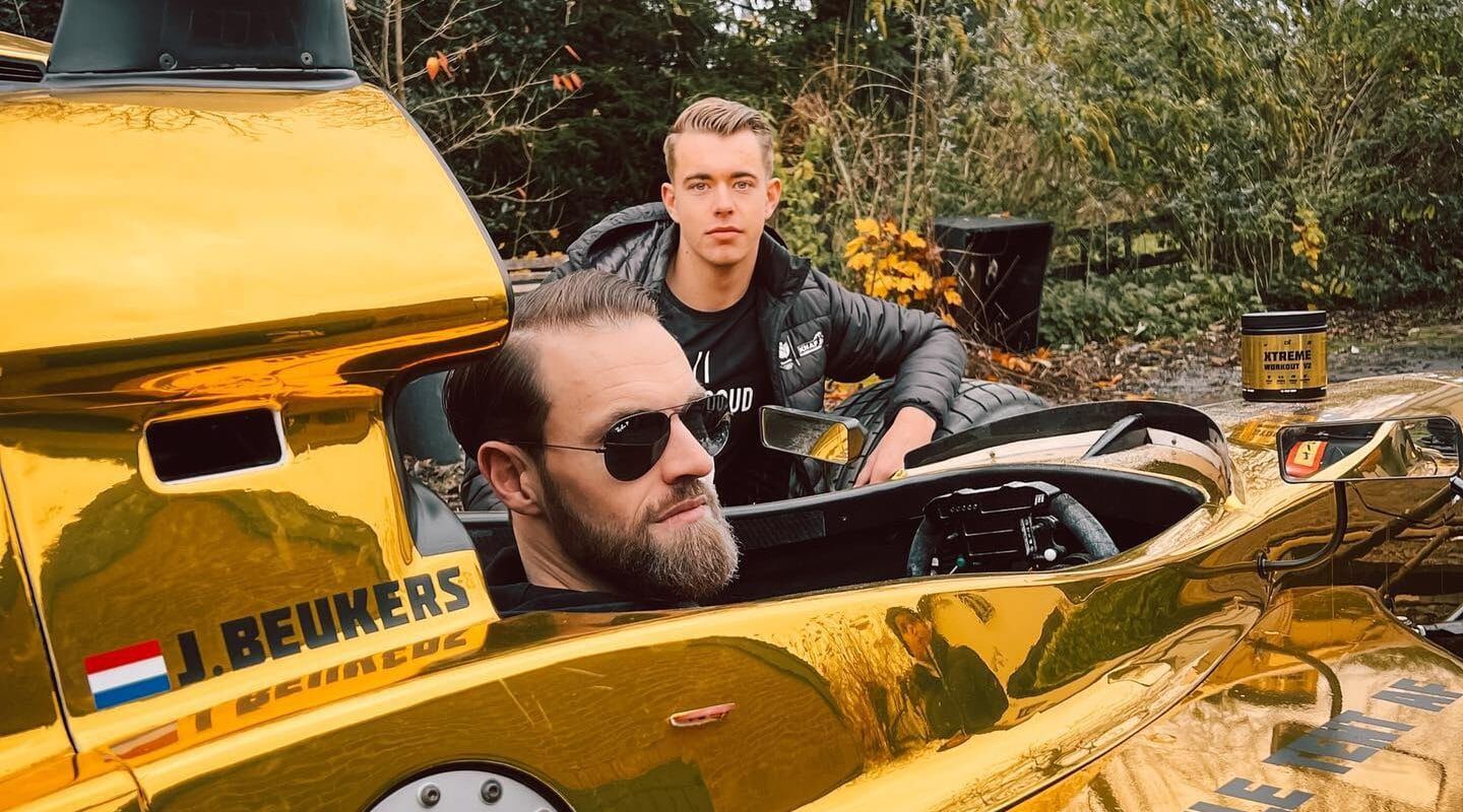 Influencer, ondernemer en fitnessmodel Joel Beukers doet een boekje ...