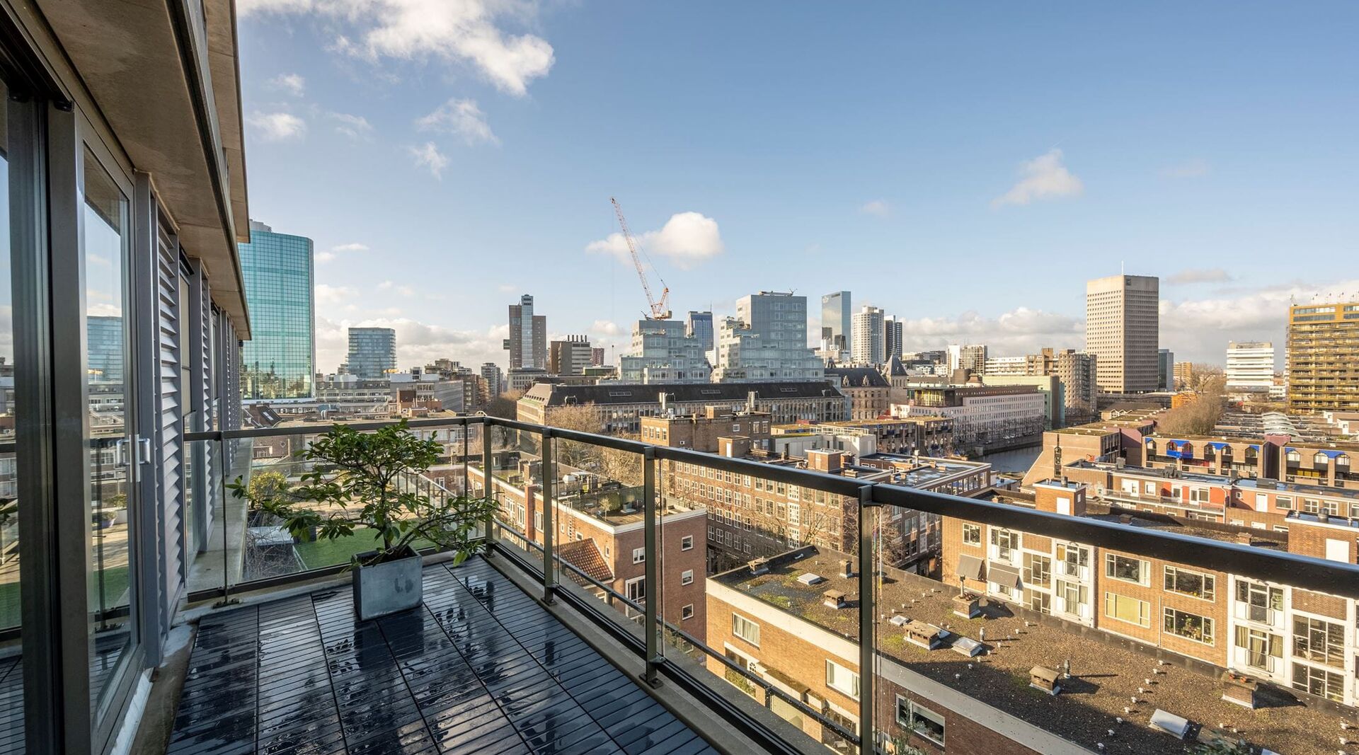 Nederlandse rapper trakteert zichzelf op een weelderig penthouse in ...