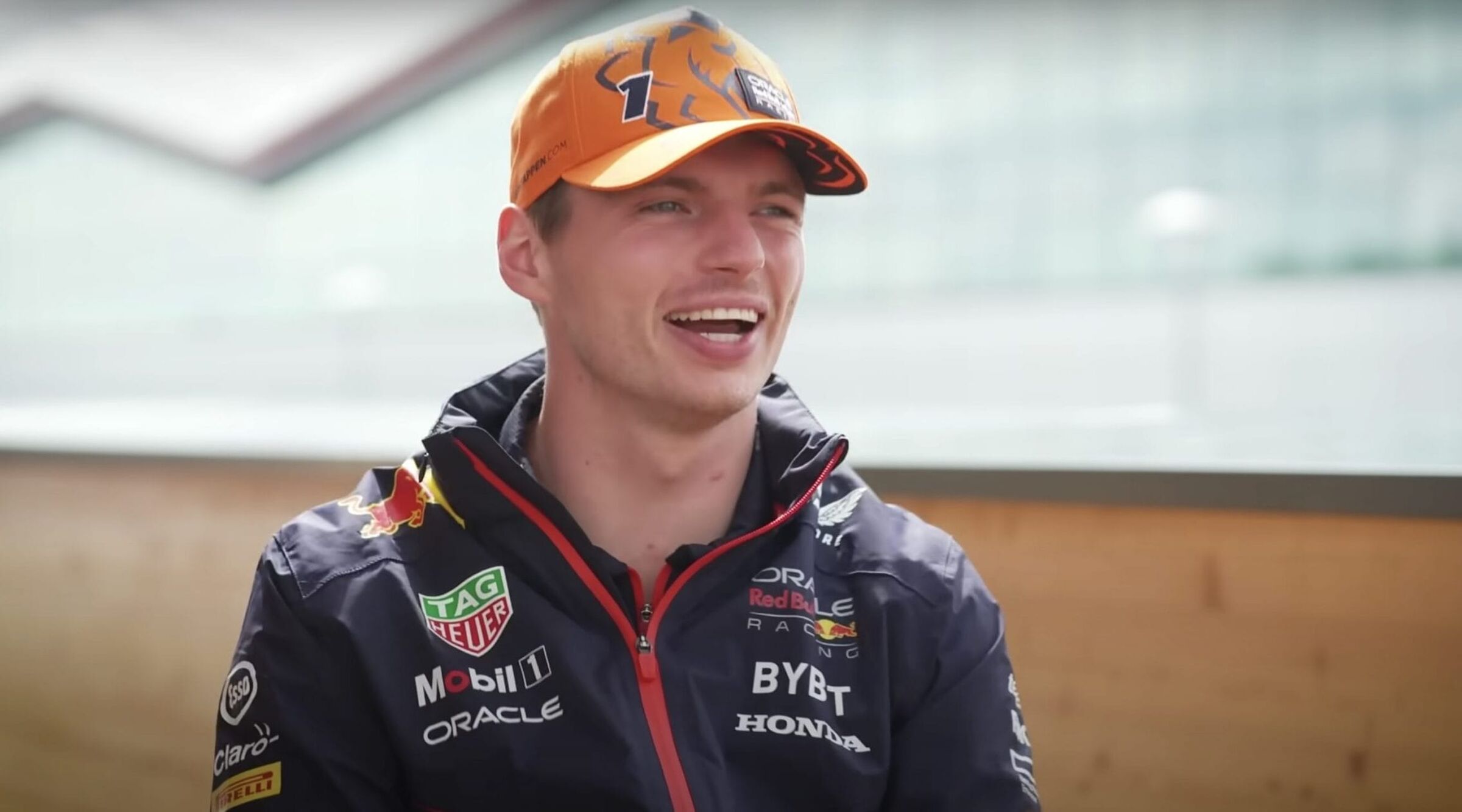 F1-superster Max Verstappen sjeest door straten van Monaco in de Aston ...