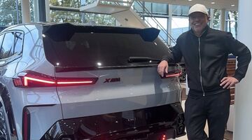 Andy van der Meijde neemt BMW van € 225.000 in ontvangst