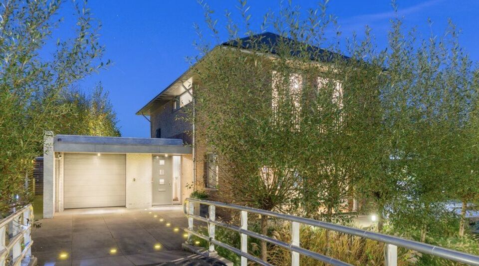 Succesrapper Ronnie Flex slaat meer dan een miljoen stuk op luxe villa ...